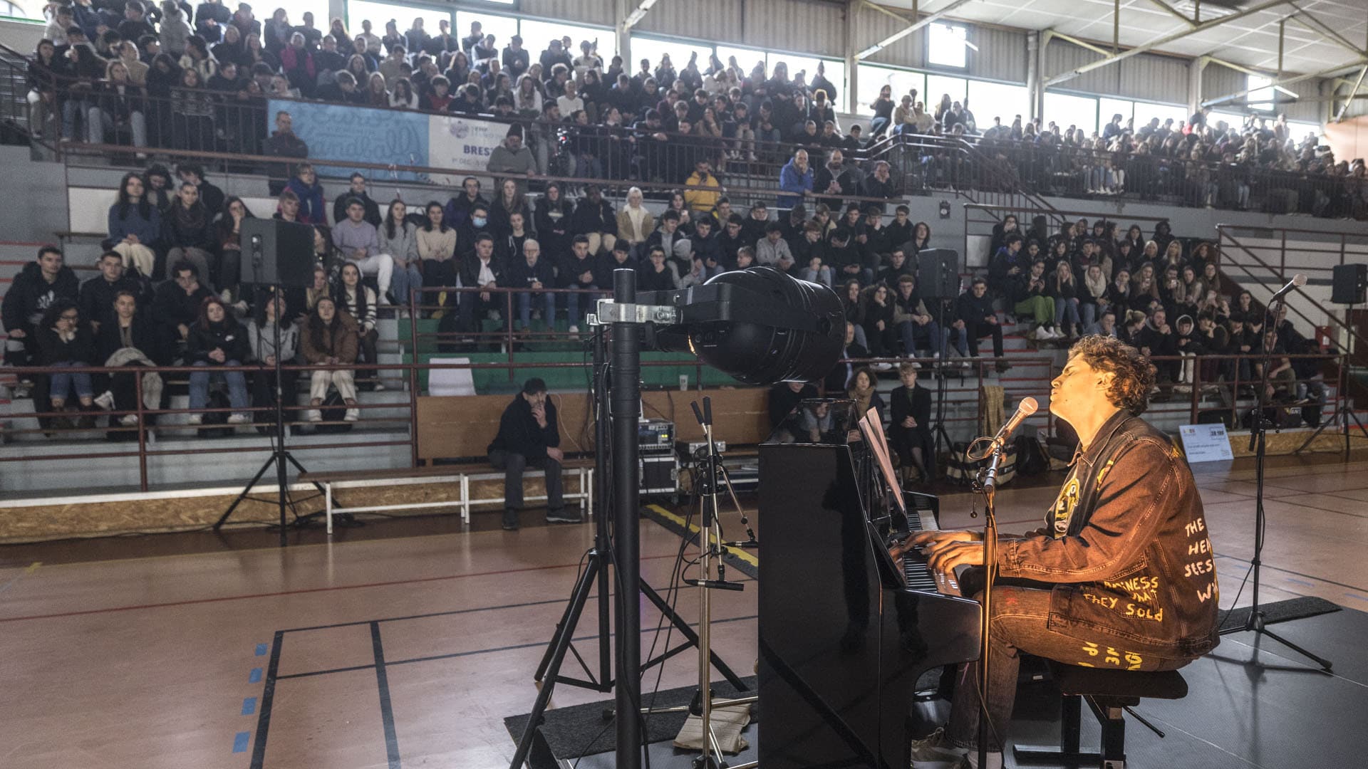 Concert : Victor Solf, ex-Her, a joué devant les lycéens de l’Élorn à ...